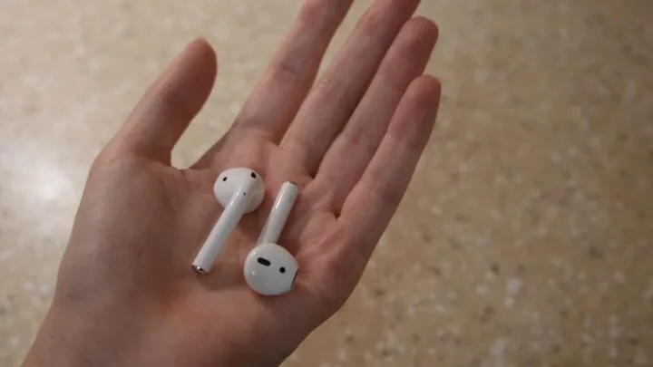 Can Walmart Employees Wear Airpods – Here’s The Policy – EverydayQuery